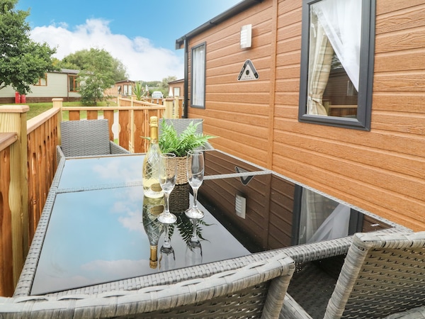 Hedgehog Lodge, Pet Friendly In South Lakeland Leisure Village - Carnforth