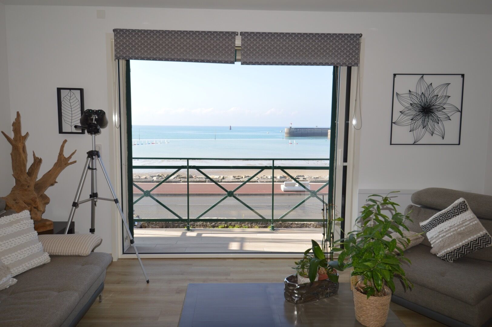 Pleasant, Comfortable Apartment With Sea View - Granville