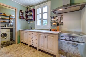 Villa Tradicional, vista para o oceano | Cozinha privada | Um frigorífico/congelador grande, um micro-ondas, um forno 