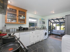 Casa de Campo | Cozinha privada | Um frigorífico, uma máquina de lavar louça, utensílios de cozinha 