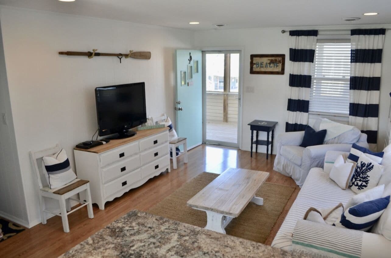 Designer Beach Cottage - Only 2 Blocks To The Lifeguarded Beach!! - Kitty Hawk, NC