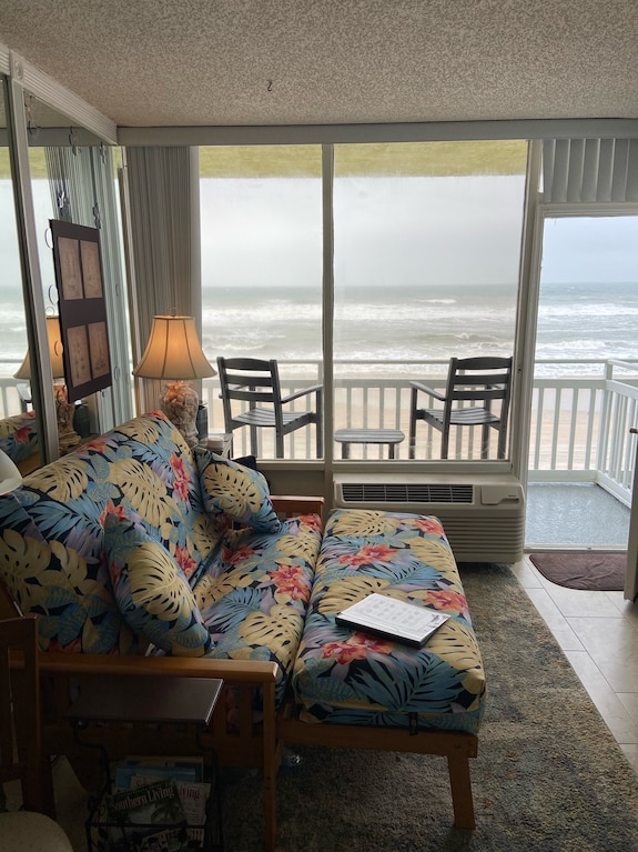 Oceanfront Studio - Also Cant Get Closer To The Beach View, Comfy And Clean! - Ormond Beach, FL