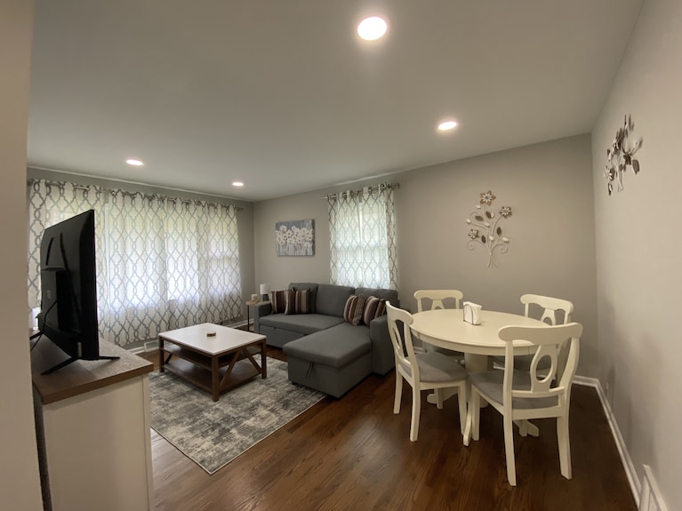 Aurora Apartment With Fast Wi-fi, In The Unit Laundry And Garage. - Aurora, IL