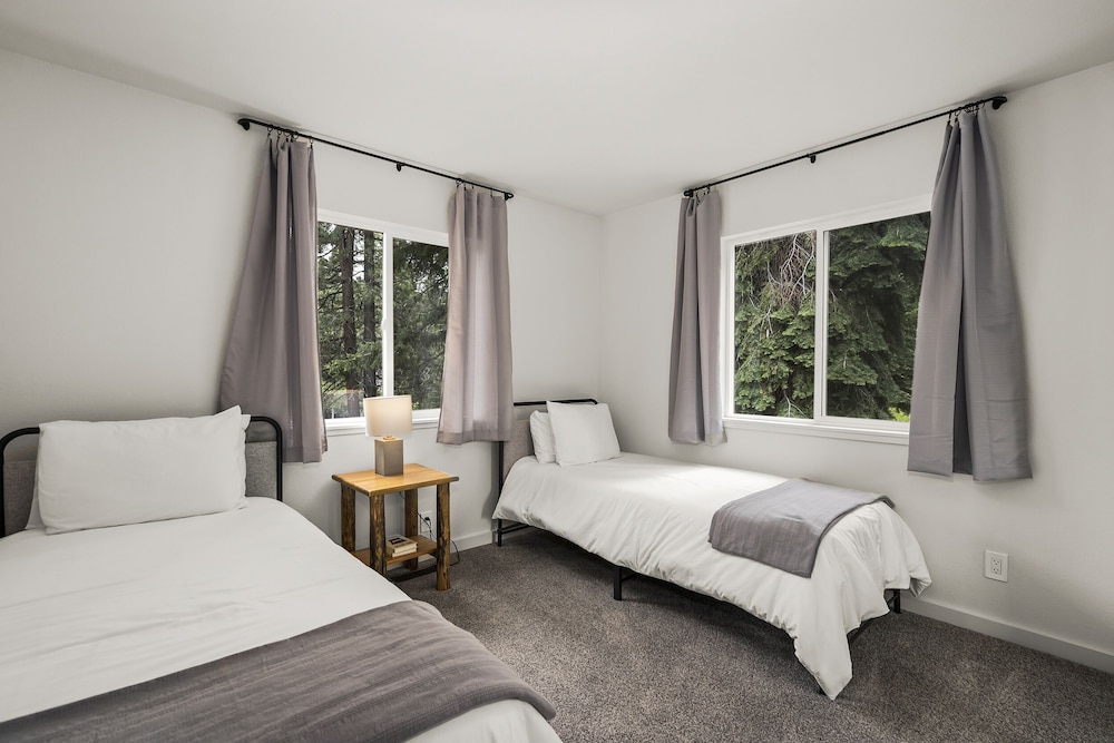 Stay In Style At The Exquisite Alpine Chalet! Spacious, Elegant, And Close To Na - Lake Tahoe