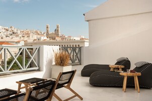 Suite-Estúdio Panorâmica | Minibar com produtos grátis, cofre com capacidade para portátil 