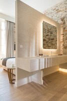 Suite-Estúdio Deluxe, 1 quarto | Minibar com produtos grátis, cofre com capacidade para portátil 