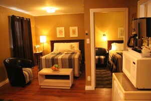 Cabana de Madeira Deluxe, 2 quartos | Secretária, secretária adequada para computadores portáteis