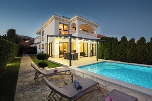 Piscina exterior, uma piscina aquecida 