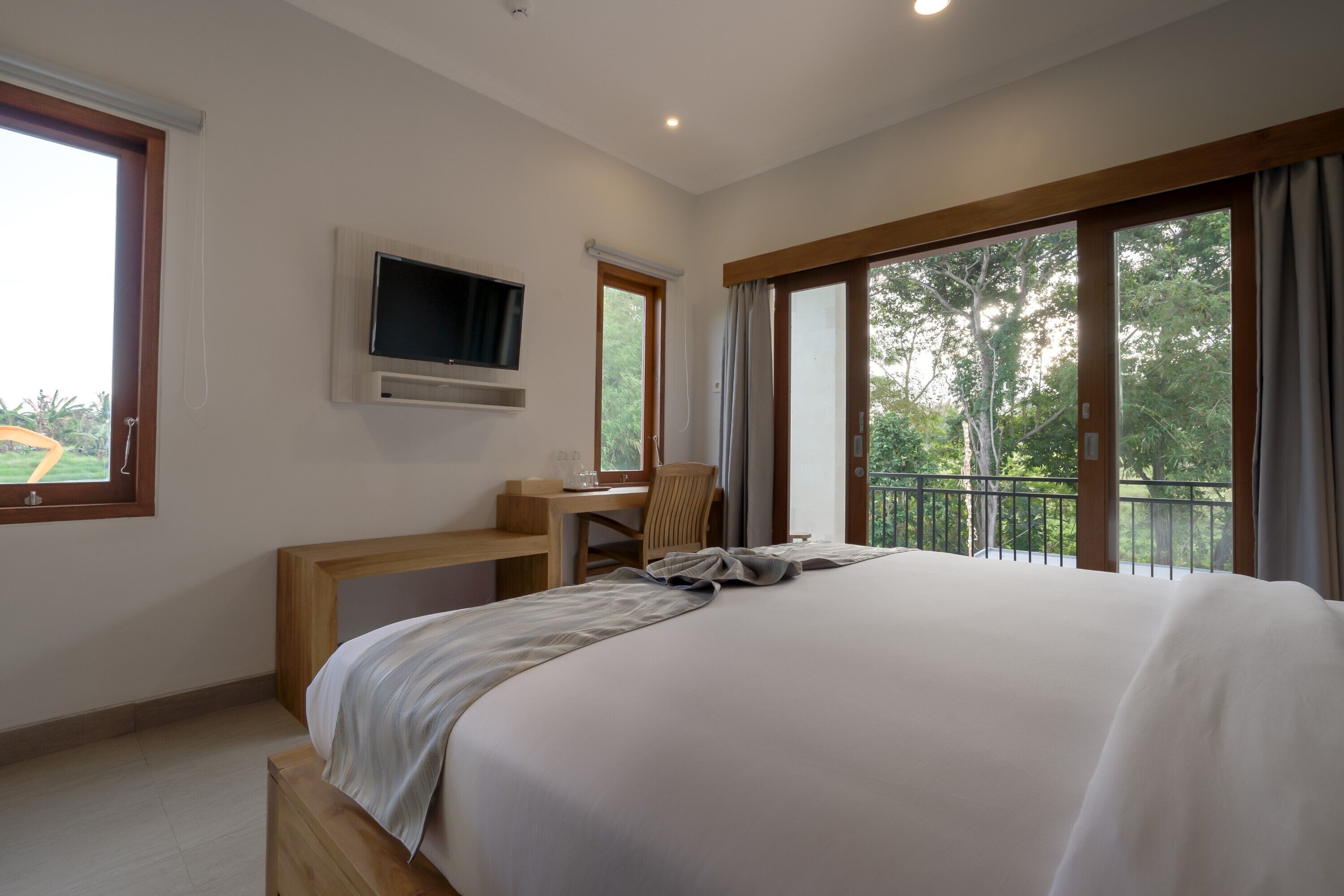 Estúdio Deluxe, 1 cama king-size | Cofre no quarto, secretária, Wi-fi grátis, roupa de cama fornecida 
