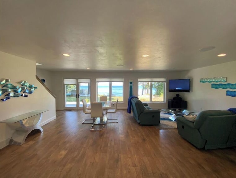 Relax On The Shores Of Green Bay In Your Beautiful, Private, Two Bedroom Home - Egg Harbor, WI