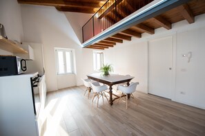 Apartamento Deluxe | Sala de estar | Televisor de ecrã plano de 50 polegadas com canais digitais, televisor 