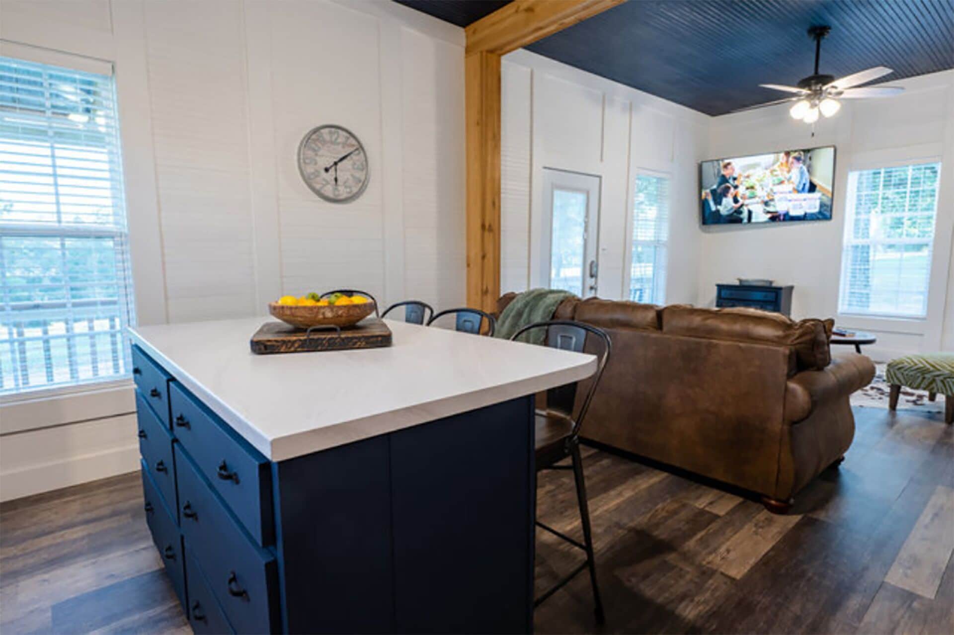 Charming Farmhouse, Full Kitchen, Private Back Deck, Fire Pit, Quiet Area - Pine Creek Lake, OK