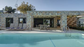 Piscina externa sazonal, espreguiçadeiras