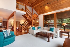 Casa, várias camas (Luxury 5 Bedroom Blueberry Chalet) | Sala de estar | Televisor, lareira 