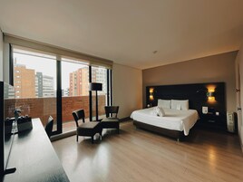 Quarto superior | Cofres nos quartos, escrivaninha, Wi-Fi de cortesia, roupa de cama