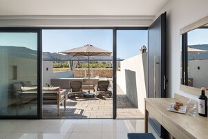 Suite-Estúdio Deluxe, piscina privativa | Quartos insonorizados, ferro/tábua de engomar, Wi-fi grátis