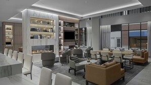 Uma sala de estar moderna com lareira, assentos confortáveis e uma televisão grande.