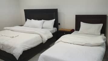 Quarto triplo luxo | Ferros/tábuas de passar roupa, Wi-Fi de cortesia