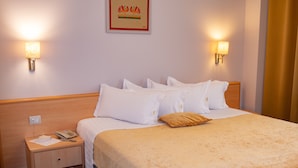 Quarto Triplo Deluxe | Cofre com capacidade para portátil 