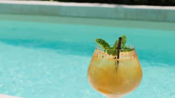 Piscina externa, guarda-sóis, espreguiçadeiras