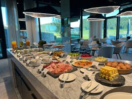 Pequeno-almoço tipo buffet diário mediante uma taxa 