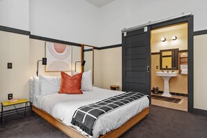 Suíte família, várias camas (Self Check-in with Virtual Front Desk) | Individualmente decorados, individualmente mobiliados