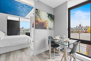 Suíte estúdio standard, 1 cama de casal, sacada | Opções para refeição no quarto