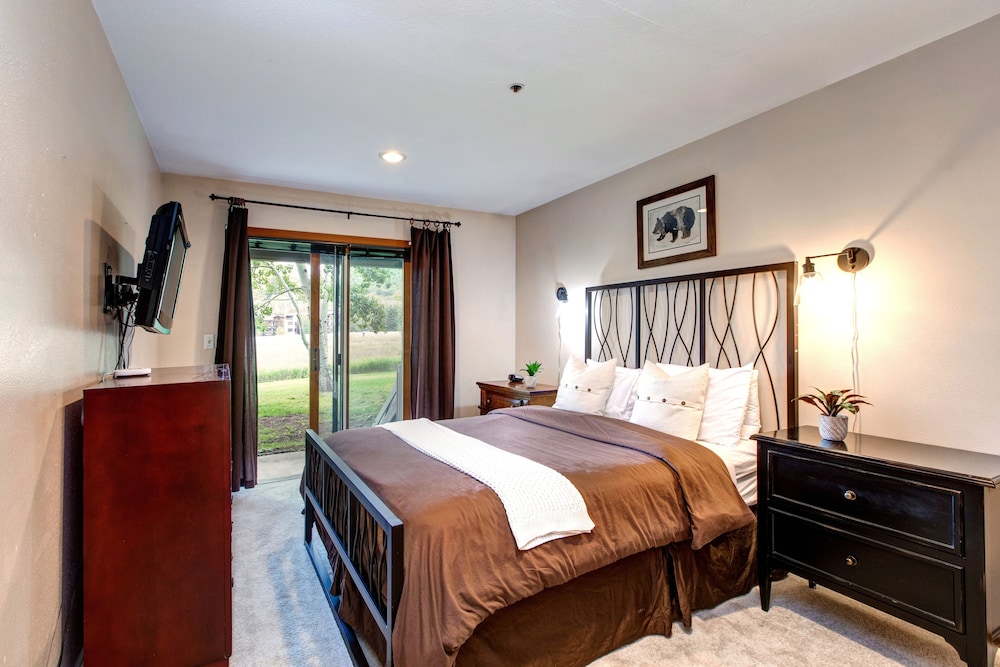 Luxury Home With Modern Design, Recreation, Shuttle & Near Deer Valley Plaza! - Park City, UT
