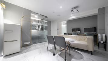 Party Room A | Roupas de cama premium, edredons de pluma, individualmente decorados