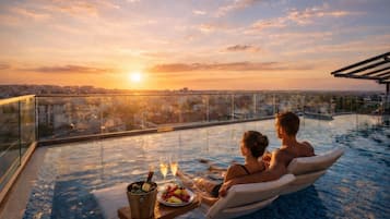 Piscina interna, piscina externa sazonal, espreguiçadeiras