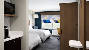 Quarto de hotel com cama, escrivaninha, cadeira, televisão e janela com cortina geométrica.