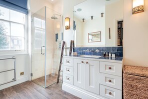 Apartamento luxo (2 Bedrooms) | Banheiro | Produtos de toalete grátis, secador de cabelo, toalhas de banho 