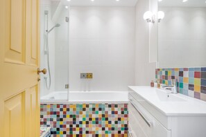 Apartamento Deluxe (2 Bedrooms) | Casa de banho | Artigos de higiene pessoal grátis, um secador de cabelo 