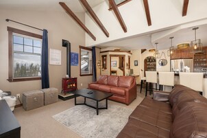 Apartamento em Condomínio Fechado, 3 quartos | Sala de estar | Smart TV
