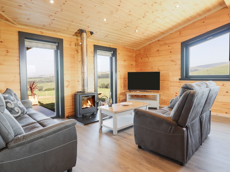 Bacheiddon Log Cabin, Pet Friendly, With Hot Tub In Machynlleth -