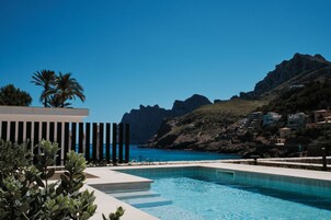 Suíte, piscina particular, vista parcial para o mar | Roupas de cama premium, frigobar, cofres nos quartos, escrivaninha