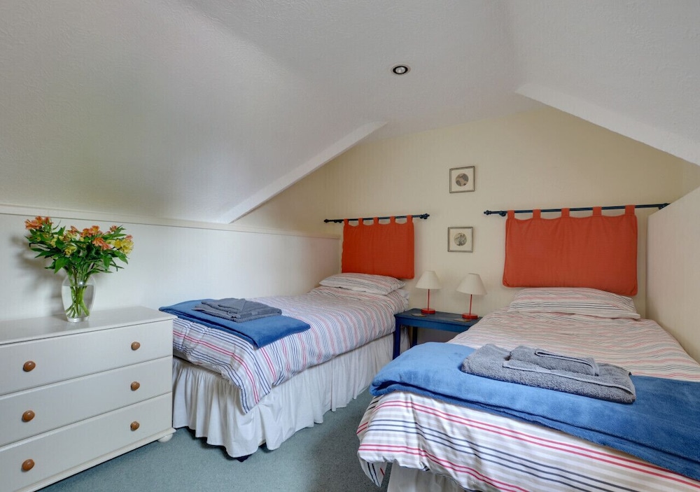 Stable Mews Cottage - Two Bedroom House, Sleeps 4 - Royal Tunbridge Wells