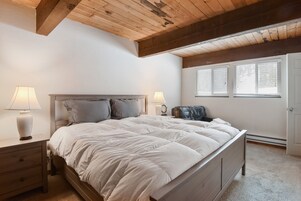 Casa de Férias, várias camas, varanda, vista para a montanha (Alpine Manor Retreat) | 3 quartos, com decoração personalizada, com mobília individualizada 