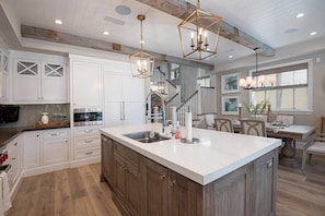 Casa, várias camas, banheira de imersão, vista para o oceano | Cozinha privada | Geladeira, micro-ondas, fogão, cooktop