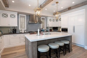 Casa, várias camas, banheira de imersão, vista para o oceano | Cozinha privada | Geladeira, micro-ondas, fogão, cooktop