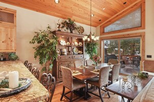 Casa de Férias, várias camas, banheira de hidromassagem grande (Wulf's Lodge at Olympic Valley) | Restaurantes