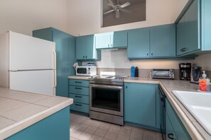 Casa, várias camas, lareira, vista para o oceano | Cozinha privada | Um frigorífico, um micro-ondas, um forno, uma placa de cozinha 
