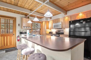 Casa, várias camas, pátio, vista para a montanha (Sundance) | Cozinha privada | Um frigorífico, um micro-ondas, um forno, uma placa de cozinha 