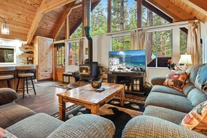 Casa, várias camas, pátio, vista para a montanha (West Shore Haven) | Sala de estar | Televisor de ecrã plano de 42 polegadas com canais digitais, lareira 