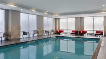 Piscina interior, espreguiçadeiras