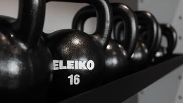 Uma fileira de halteres pretos da marca ELEIKO, com peso de 16.