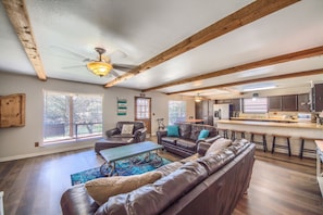 Casa, 4 quartos | Sala de estar | Smart TV