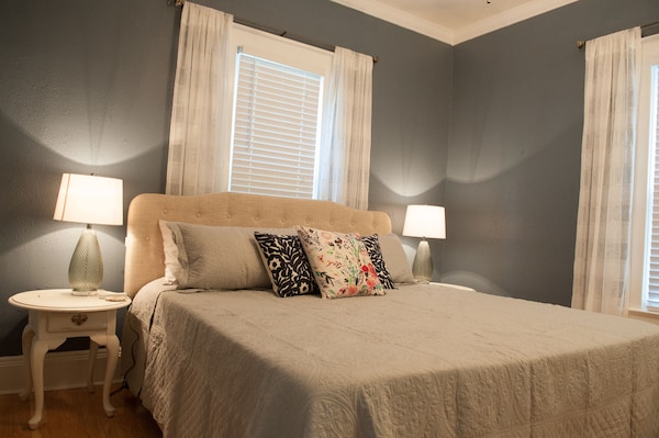 Cozy Bungalow In Historic District - Decatur, AL