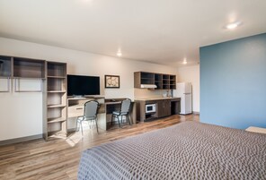 Quarto, 1 cama king-size e sofá-cama, acessível, não fumadores | Secretária, secretária adequada para computadores portáteis 