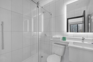 Quarto, 1 cama Queen, para não fumantes | Banheiro | Secador de cabelo, toalhas de banho